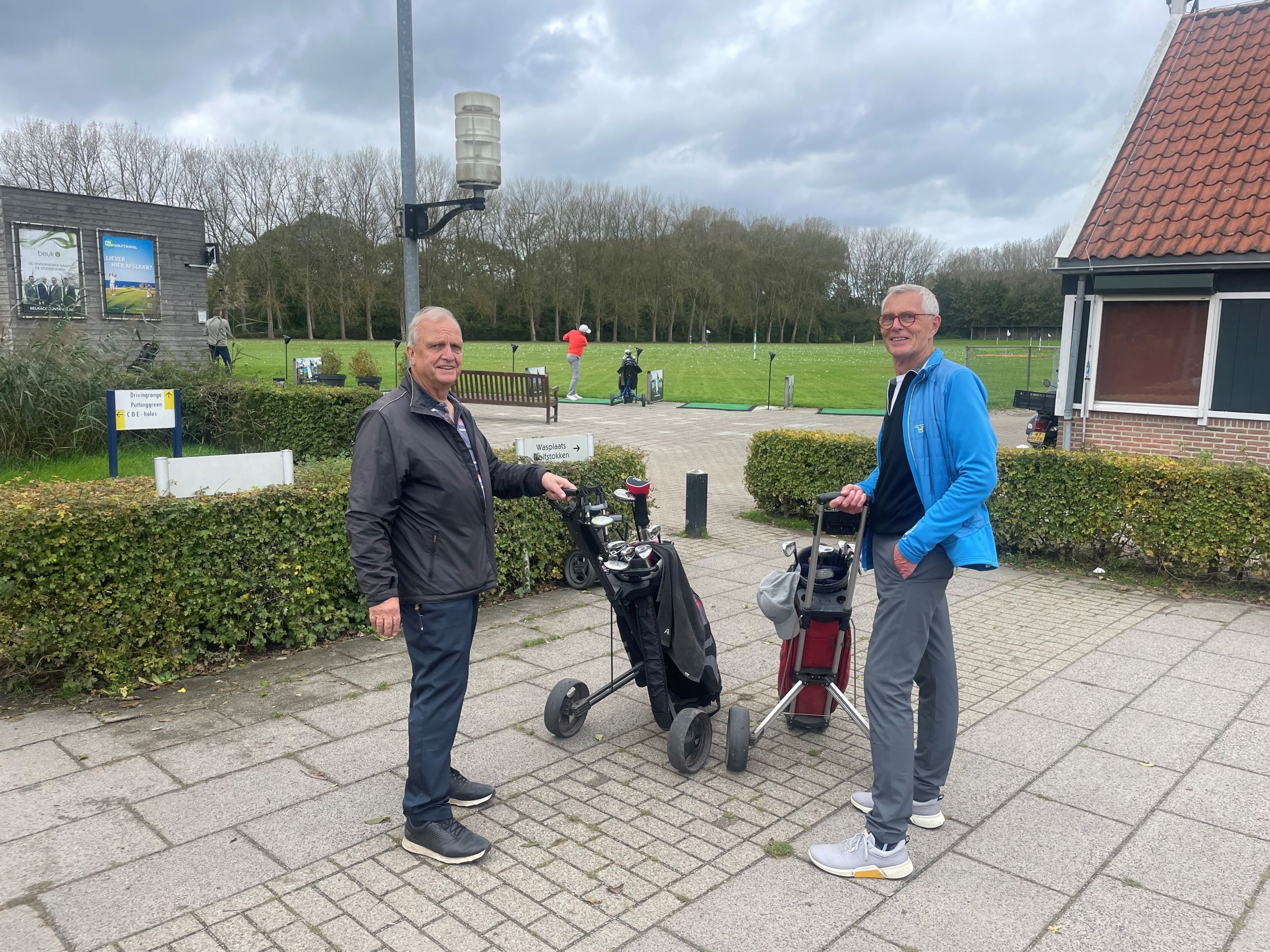 Hans krijgt ongevraagd advies op de golfbaan: 'Met je kónt naar achter!' • Golf.nl