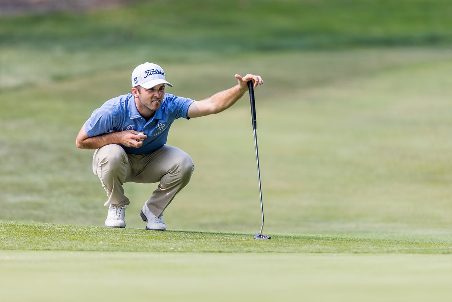 Maak meer korte putts met deze tips van de beste putter van de PGA Tour • Golf.nl