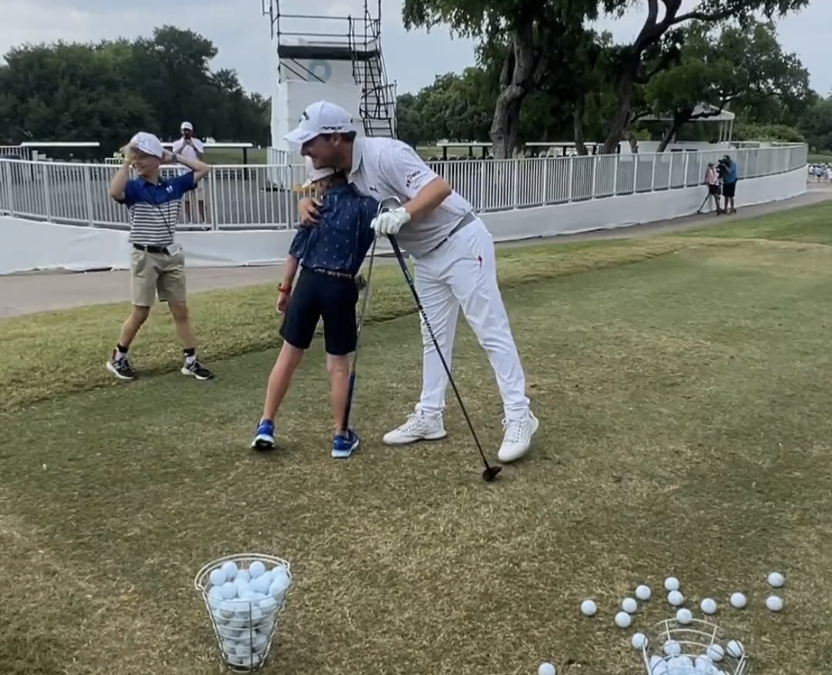 Winnaar op de PGA Tour steelt de harten van twee jonge golfliefhebbers • Golf.nl