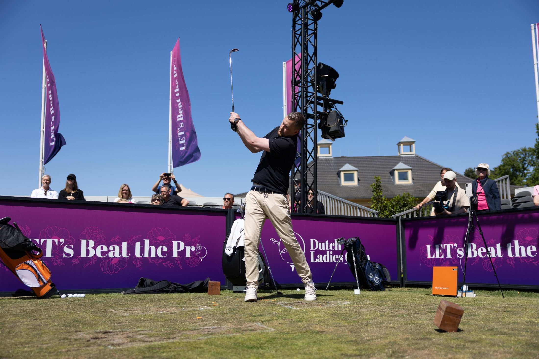 Roy neemt het als beginnend golfer op tegen Anne van Dam tijdens Beat ...