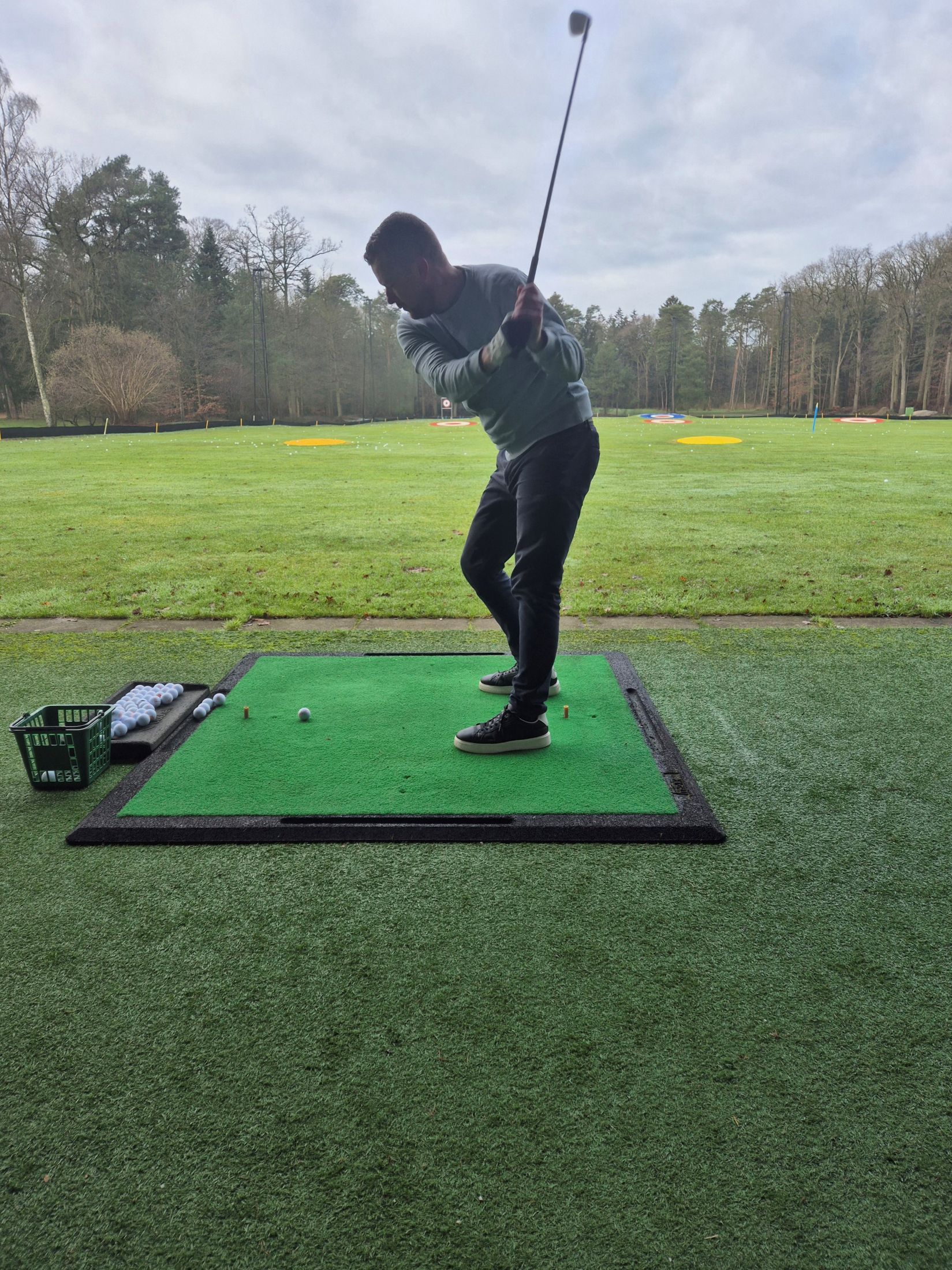 Roy laat zijn dochter (4) proeven aan de golfsport, maar geeft ...