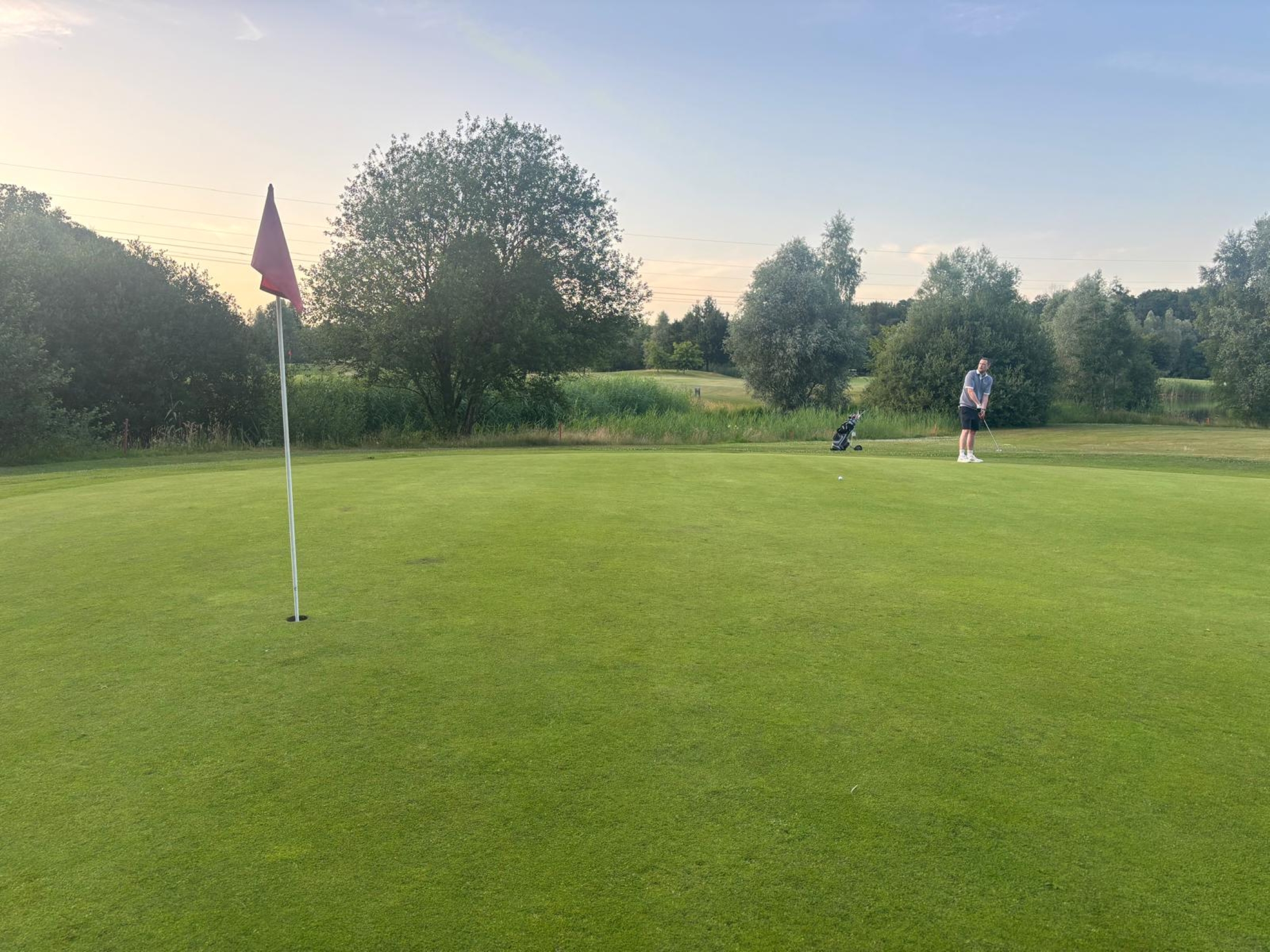 Roy valt van het ene probleem in het andere op de golfbaan: 'Tijd voor ...