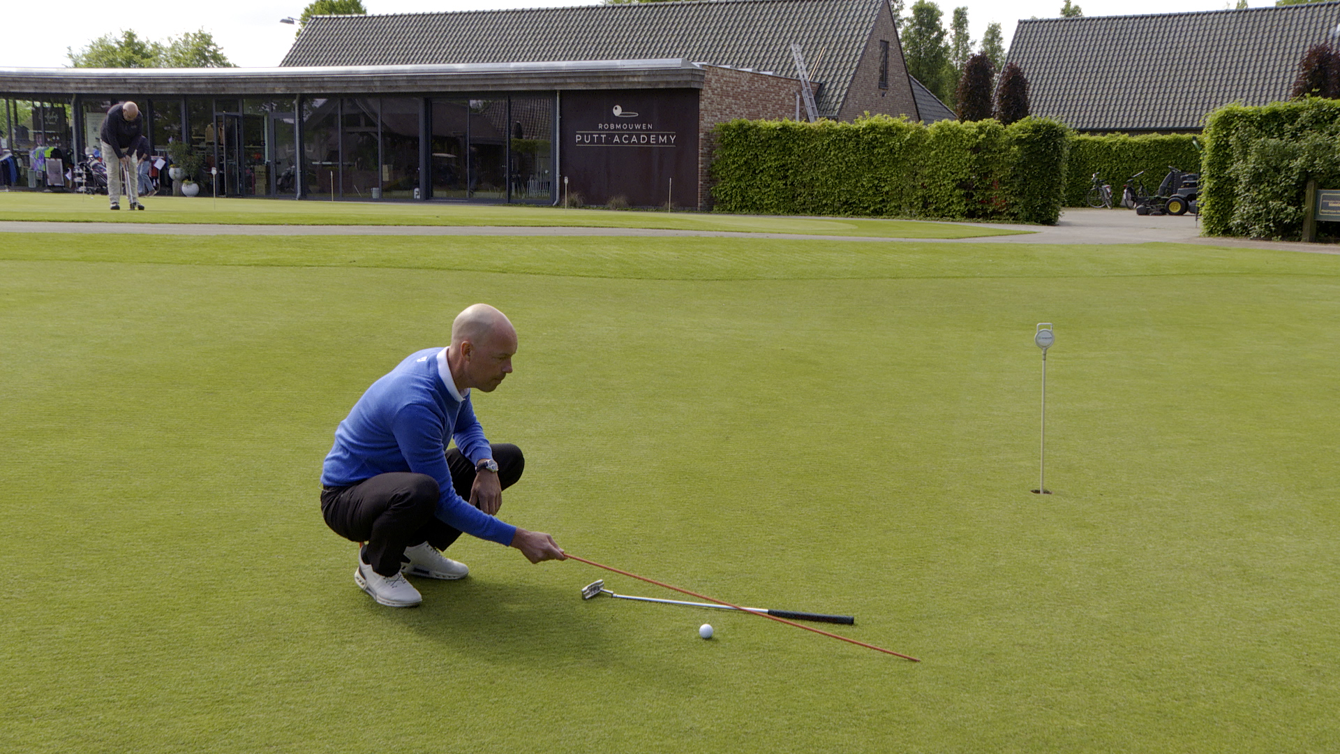 Rob Mouwen helpt je oplijnen bij het putten: gebruik een tourstick om ...