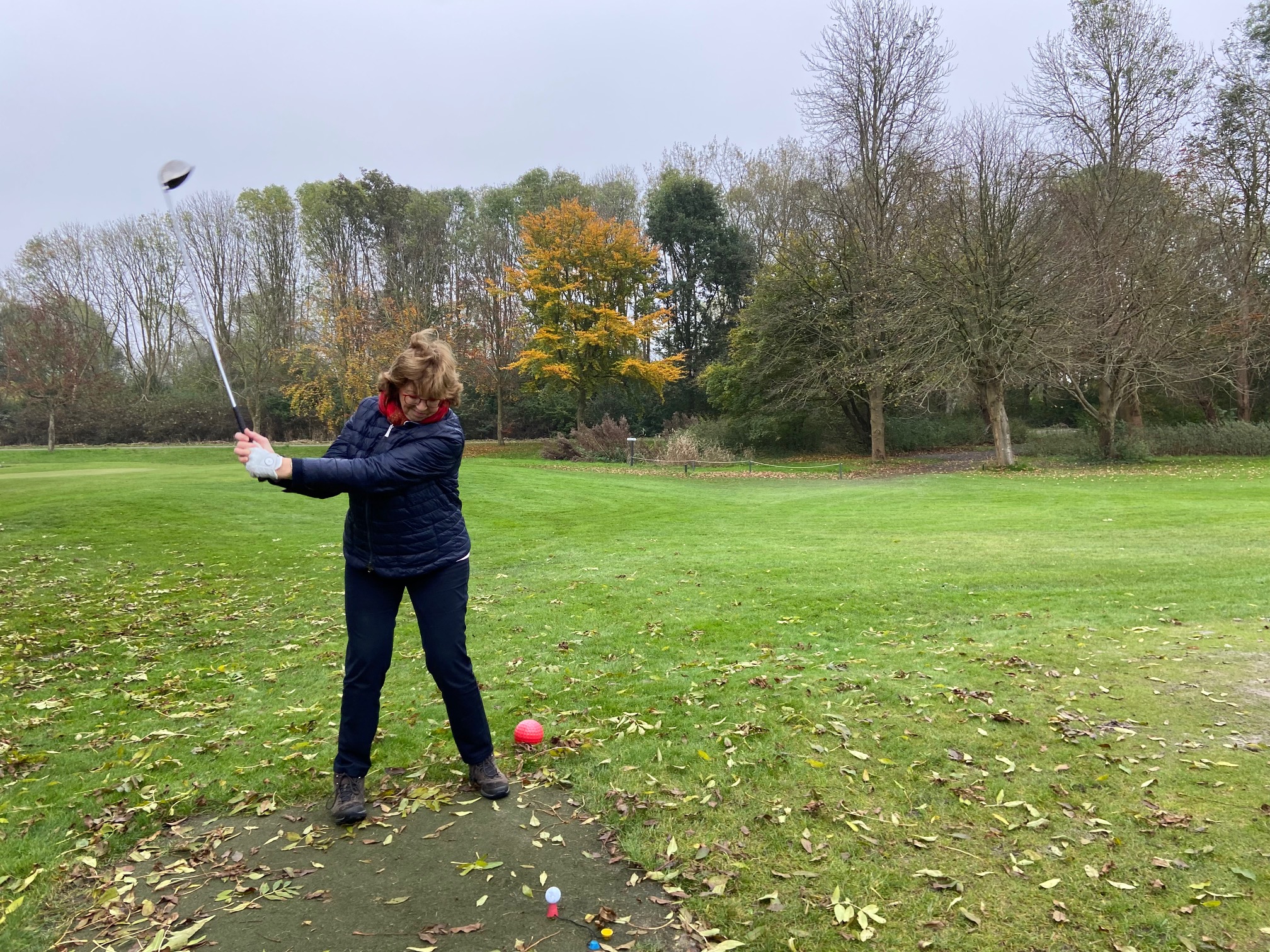 Annette krijgt ongevraagd advies van golfmaatje Thea: 'Een kleine zwiep ...