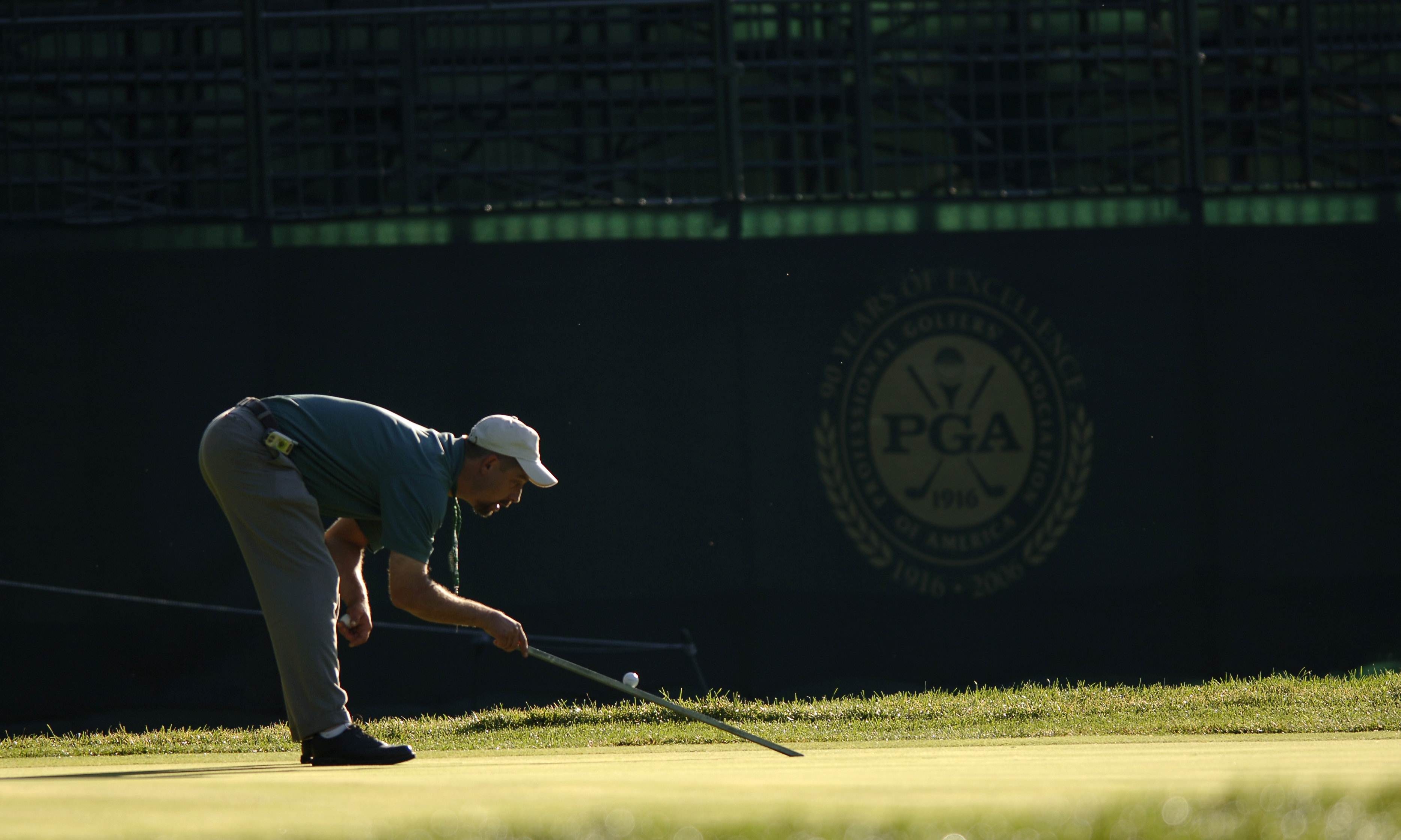 Hoe werkt een stimpmeter en hoe weet je hoe snel een green is? • Golf.nl