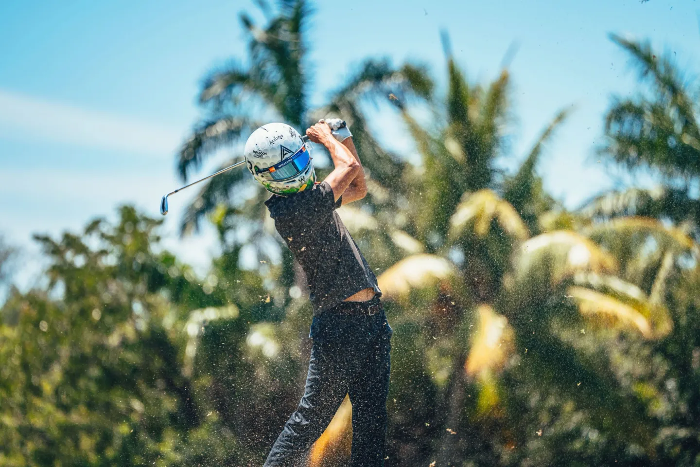 Formule 1-coureur Alex Albon rijdt met golfbal op zijn hoofd • Golf.nl