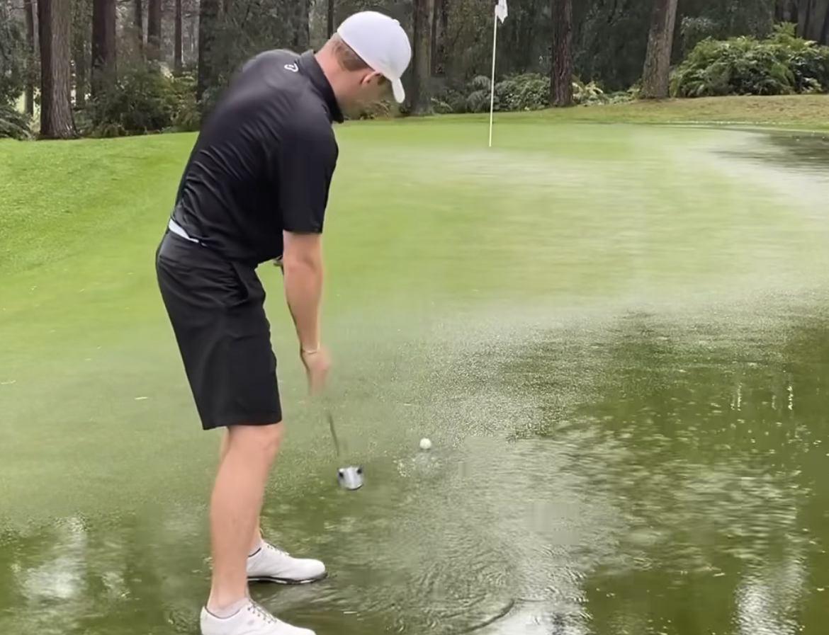 Hoe leuk is golf in de regen wel niet? • Golf.nl