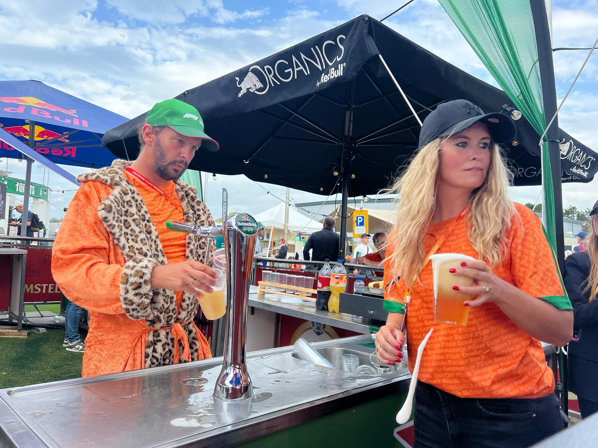 Joost Luiten is barman op de Formule 1-camping op Golfbaan The Dunes in ...
