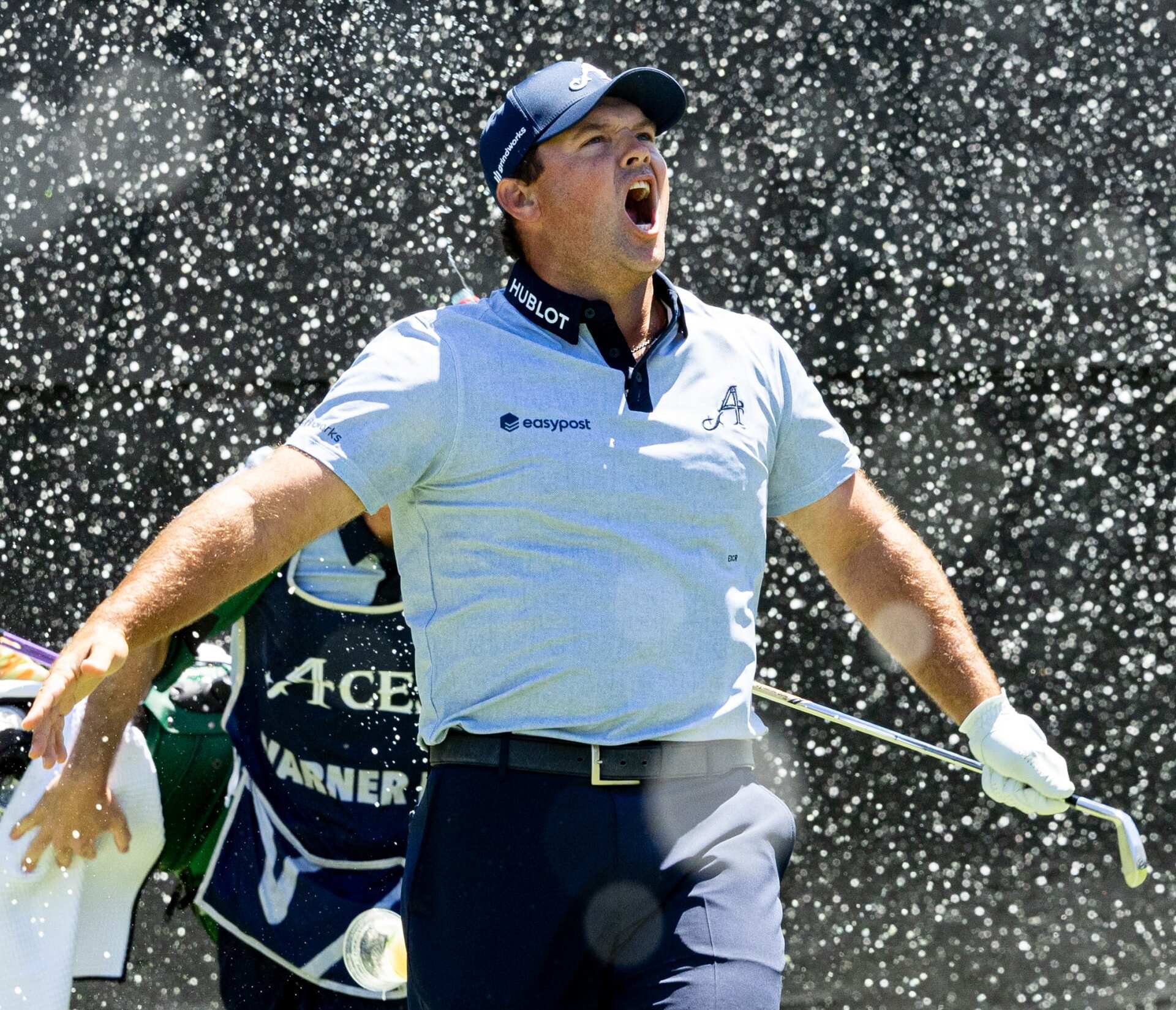 Patrick Reed maakt hole-in-one en krijgt bierdouche tijdens LIV Golf ...