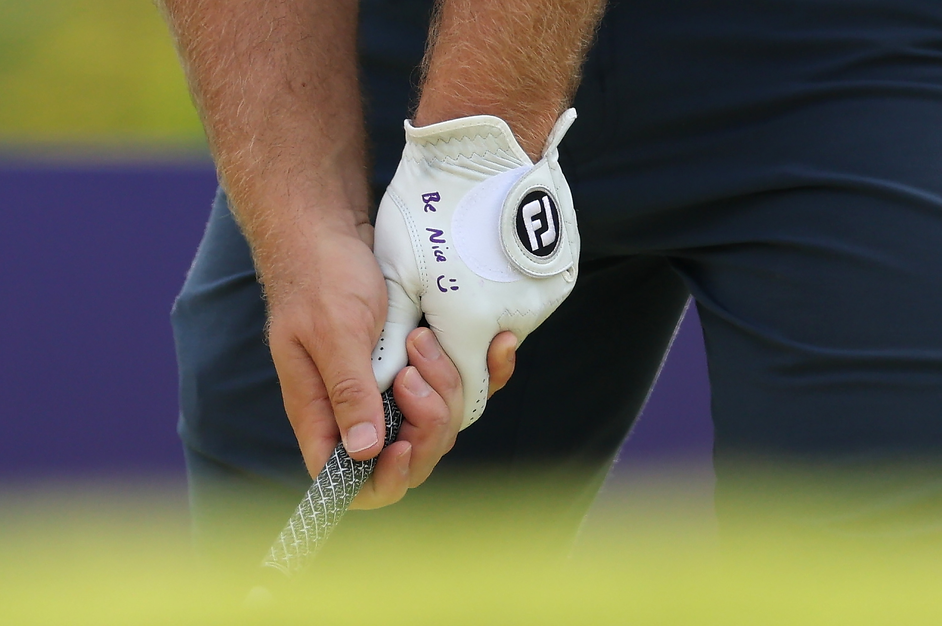 ‘Angry Golfer’ Tyrrell Hatton zegeviert nadat hij uit frustratie een ...